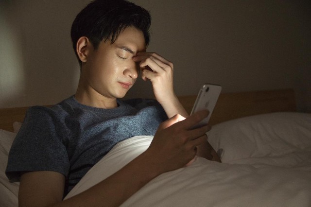 玩手机视疲劳怎么办视疲劳缓解视疲劳大山谷图库