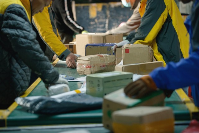 快递越来越贵，顺丰一年净赚超60亿，韵达险些失守行业老二_财富号_东方财富网